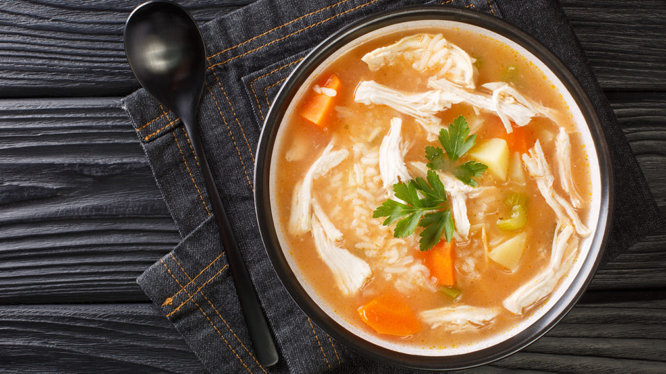 Como fazer canja de galinha: aprenda receita na panela de pressão