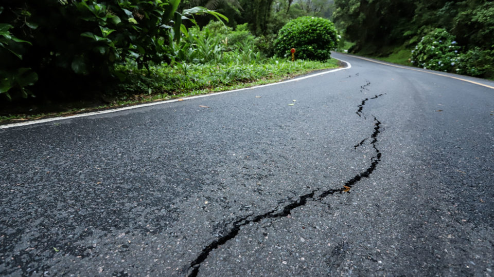 Bloqueada, Estrada da Graciosa vai passar por reparos em trincas na pista