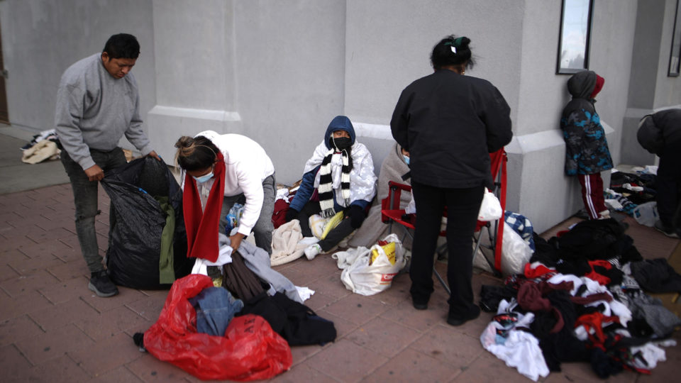 Cidade da fronteira Texas-México declara emergência de imigração