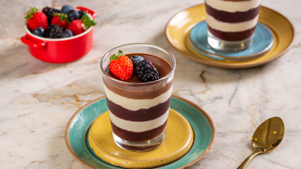 Verrine de frutas vermelhas, uma sobremesa em camadas para o verão
