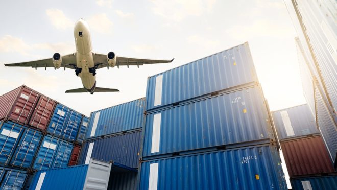 Mudança de modal aéreo por marítimo traz economia na importação