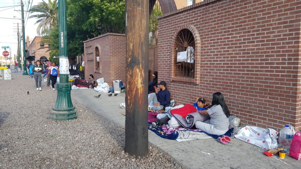 EUA: governador do Texas envia imigrantes para casa da vice-presidente