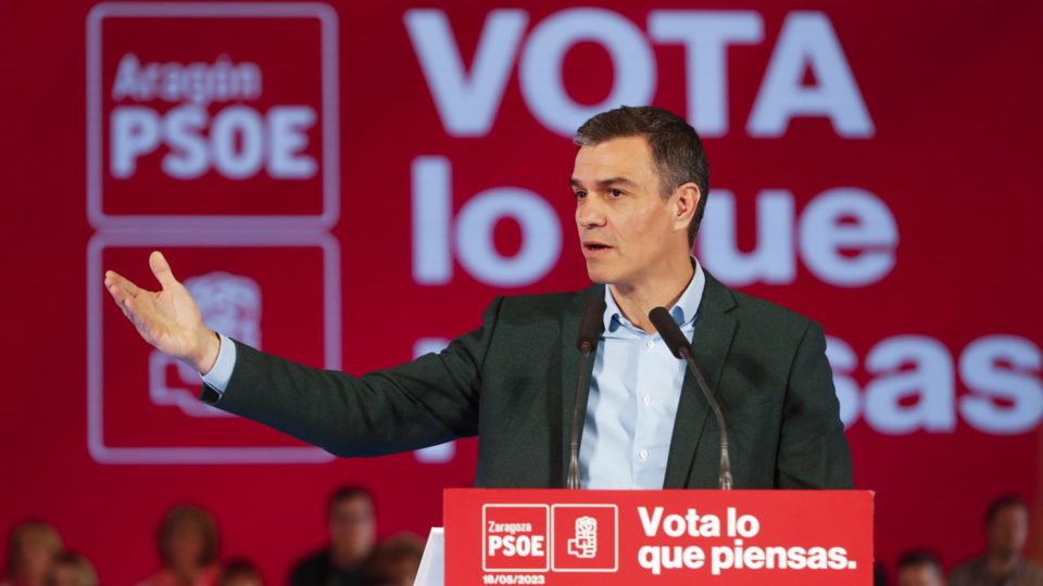 Chefe do governo da Espanha anuncia dissolução do Parlamento; eleição