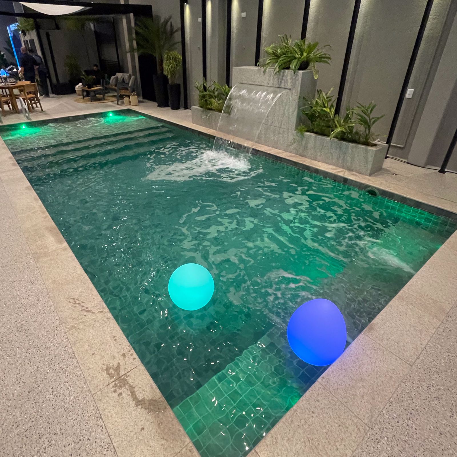 Com piscinas instaladas, loja conceito da iGUi abre as portas em Curitiba