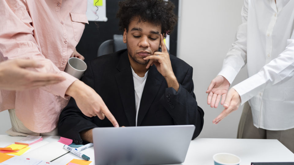 Como os líderes devem conduzir seus times em situações ambíguas