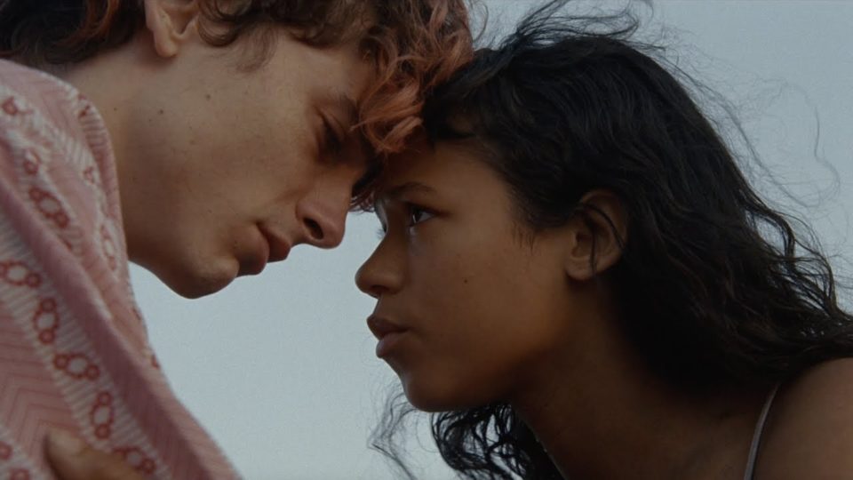 Até os Ossos combina inocência e corrupção em história de amor singular