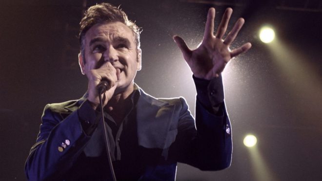 Morrissey não se curva à patrulha e segue cantando mesmo cancelado