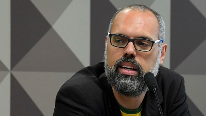 Allan dos Santos comemora chegada da família nos Estados Unidos