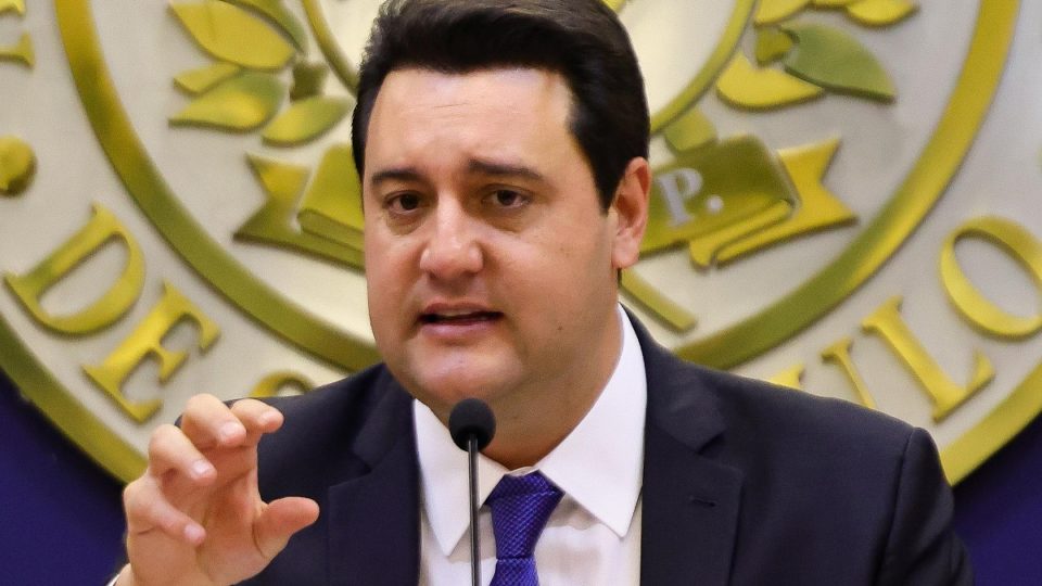 Em show, Chitãozinho lança Ratinho Junior para presidente em 2026