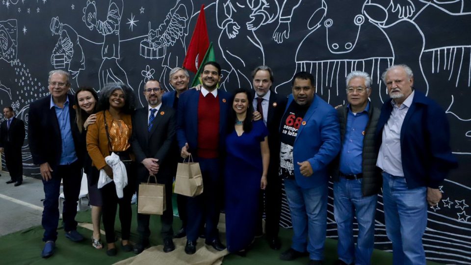 Jorge Messias é homenageado em jantar do MST com figurões do PT