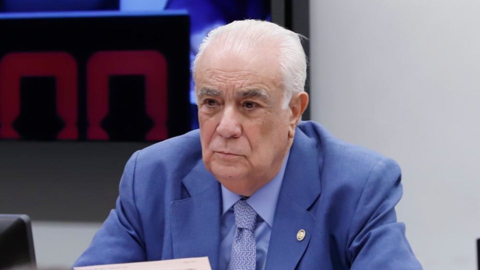 Comissão encerra análise, mas adia votação da PEC da Anistia a partidos