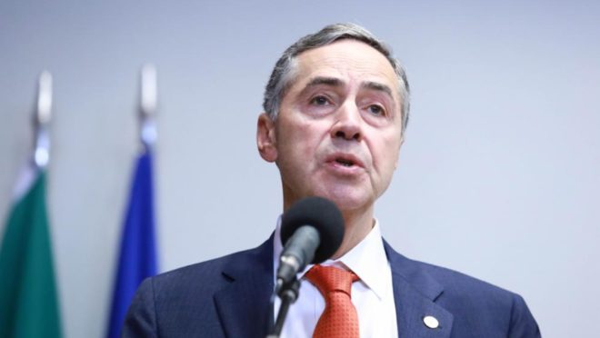 Barroso quer regulação de redes e controle sobre “o que chega ao público”