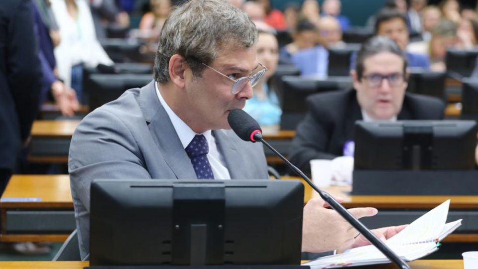 Lindbergh apresentará emendas contra a meta de “déficit zero”