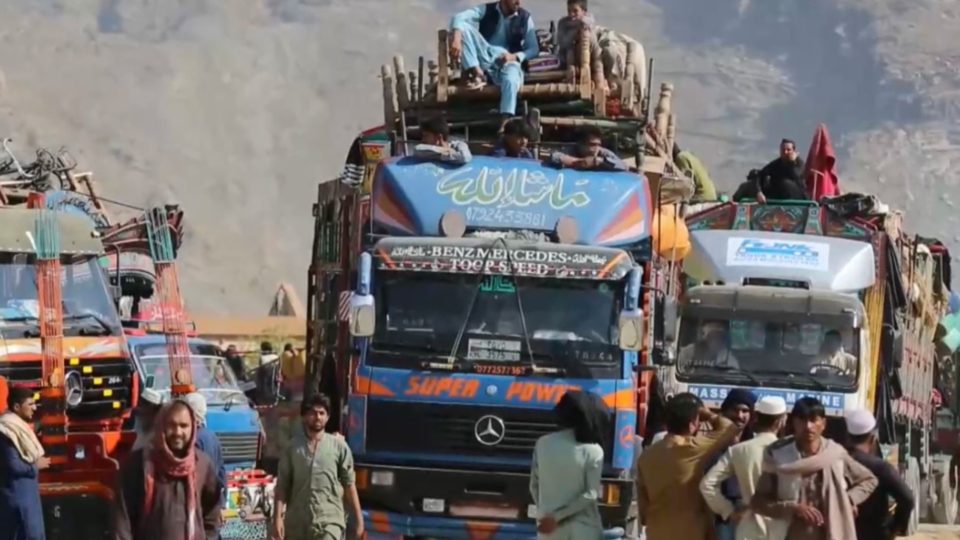 Milhares de afegãos expulsos do Paquistão. Por que o islã não se revolta?