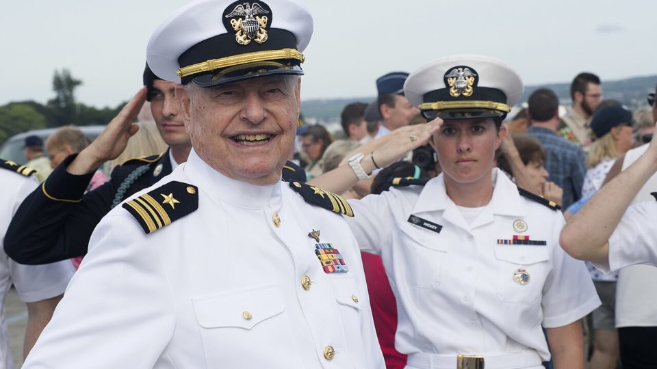 Morre último sobrevivente de navio afundado em Pearl Harbor