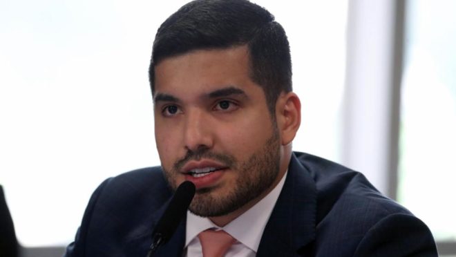André Fernandes fala em perseguição política sobre assassinatos de ...