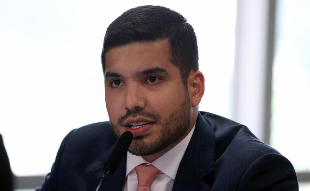 André Fernandes fala em perseguição política sobre assassinatos de ...