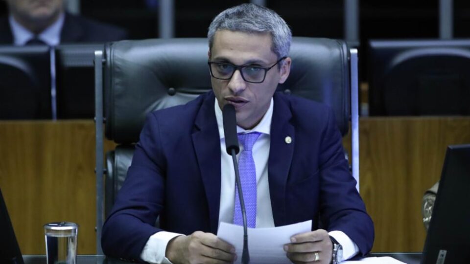 Gayer promove evento contra doutrinação nas escolas