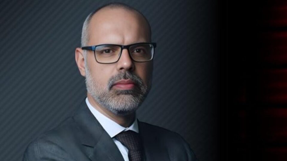 Allan dos Santos quebra censura no X e alfineta aliados