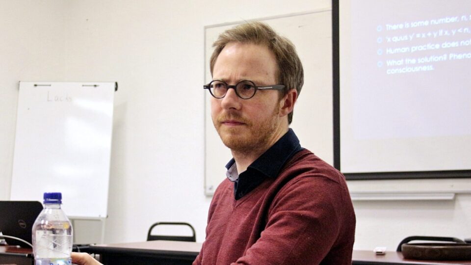 Filósofo ateu influente anuncia conversão ao Cristianismo