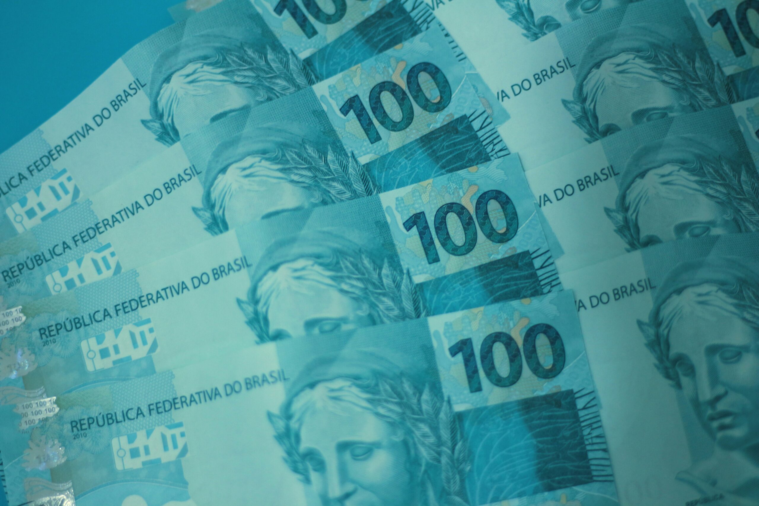 O que é salário mínimo e quanto deveria ser o do Brasil em 2025?