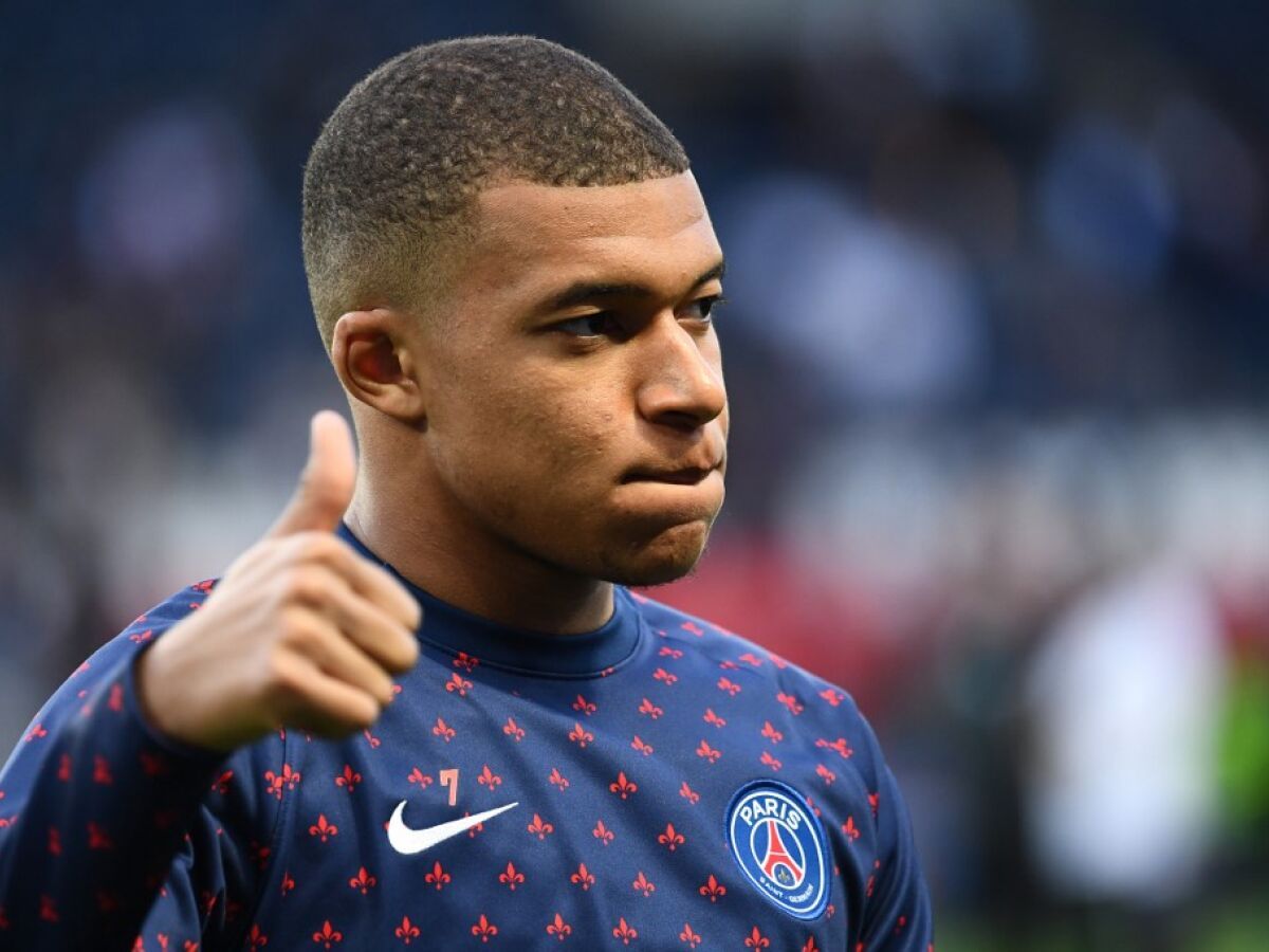 Mbappé gera polêmica ao participar de festa de torcida