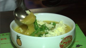 Aprenda a fazer duas sopas rápidas e fáceis