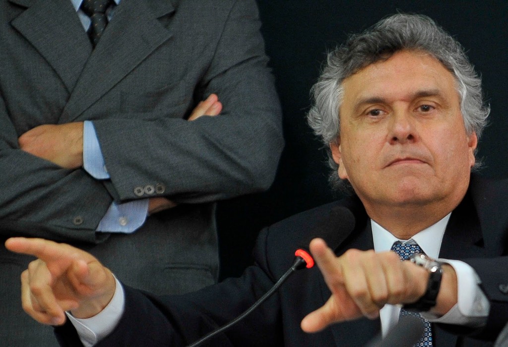 Caiado estréia na Folha pedindo novas eleições para presidente