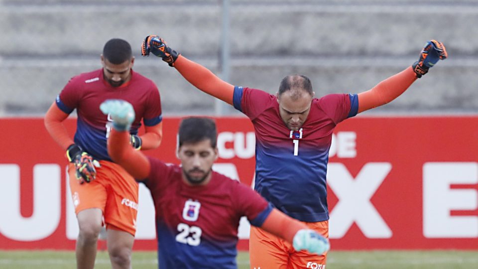 Renan é dúvida e Paraná vem sofrendo com goleiros na Série B Renan é dúvida e Paraná vem sofrendo com goleiros na Série B