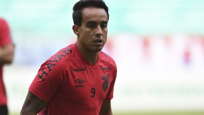 No Athletico, Jadson volta a jogar partida inteira depois de 19 meses