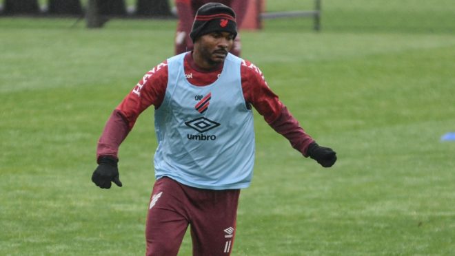 Nikão volta a treinar, e Athletico se prepara para jogo com o Fluminense