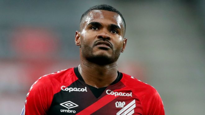 Nikão sobre festa da torcida do Athletico fora do estádio: "Mexe conosco"