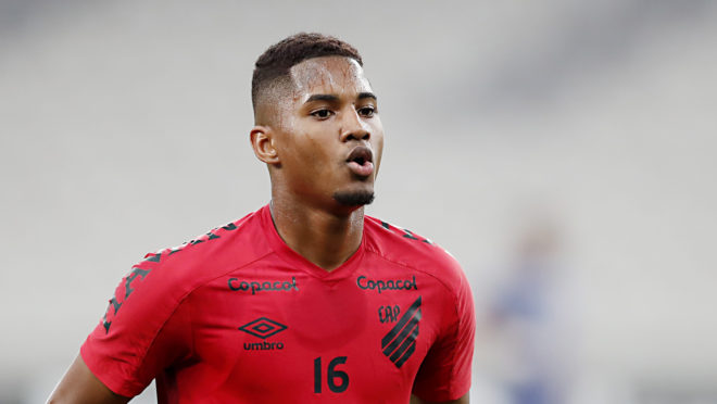 Athletico: Inter de Milão quer contratara lateral-esquerdo Abner