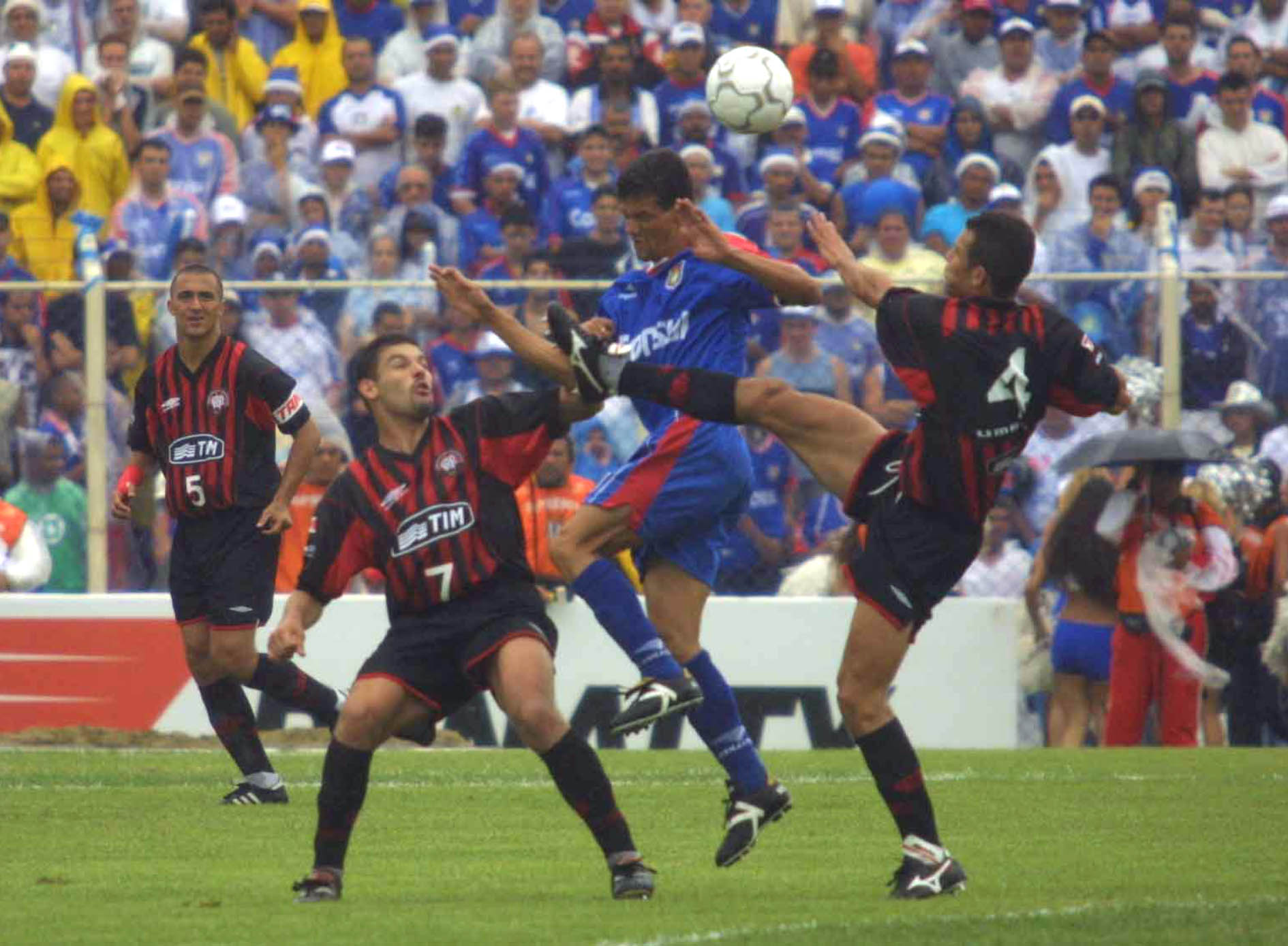 Ídolo do Athletico, Cocito vai encarar viagem de ônibus para Montevidéu