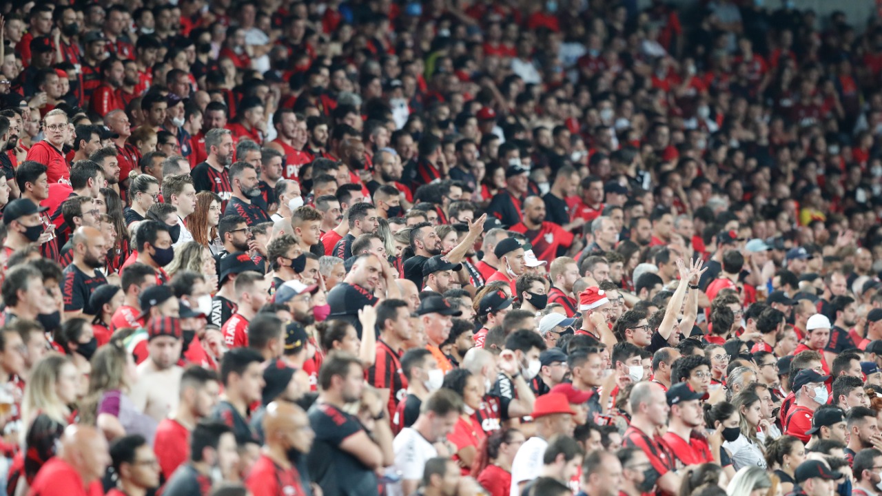 Festa, apoio e empolgação. Torcida não deixa Athletico na mão na Arena