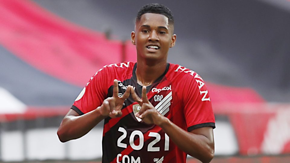 Alvo de clubes da Europa, Abner renova por mais um ano com o Athletico