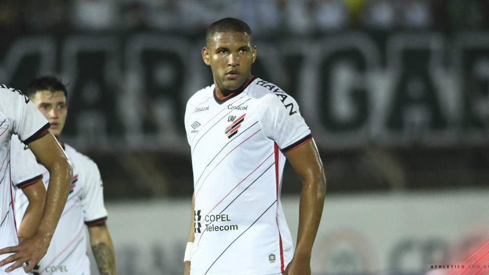 Destaque do Athletico, Matheus Felipe mira vaga no time principal