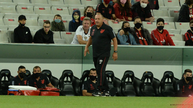 James Freitas cobra o ataque do Athletico após novo 0 a 0: "Fica a lição"