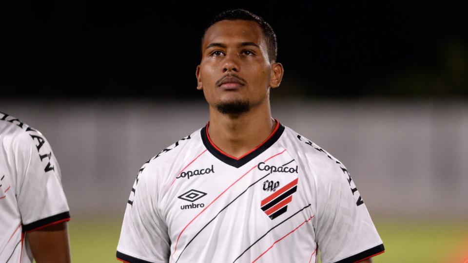 Athletico: Técnico fala sobre atletas que podem ir para o time principal