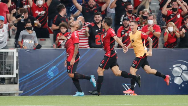 Uma noite especial para Marlos com a camisa 10 do Athletico