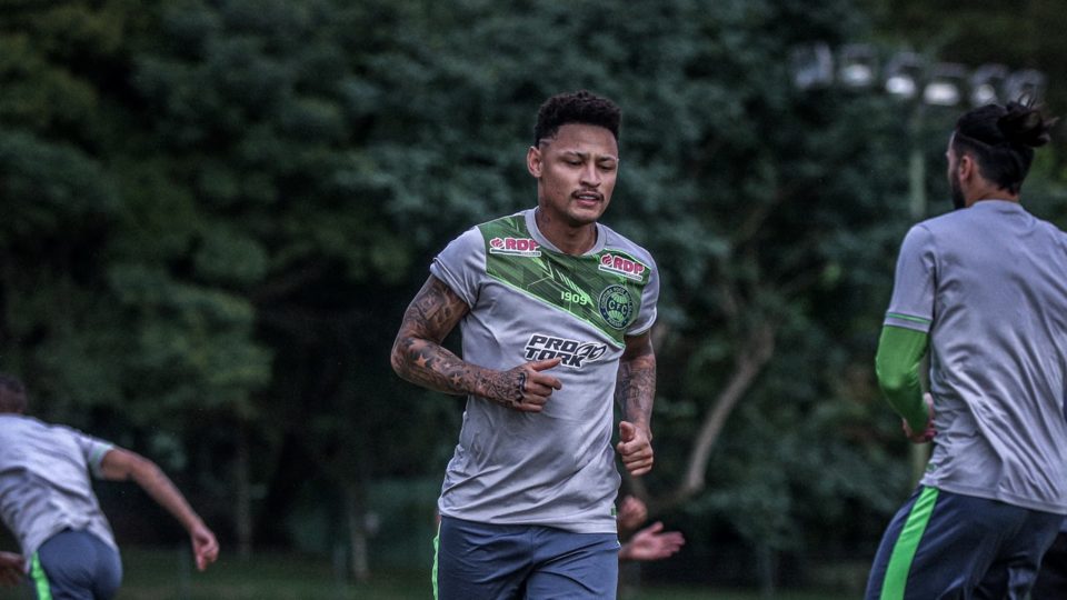 Neilton é relacionado pela primeira vez no Coritiba; Régis volta