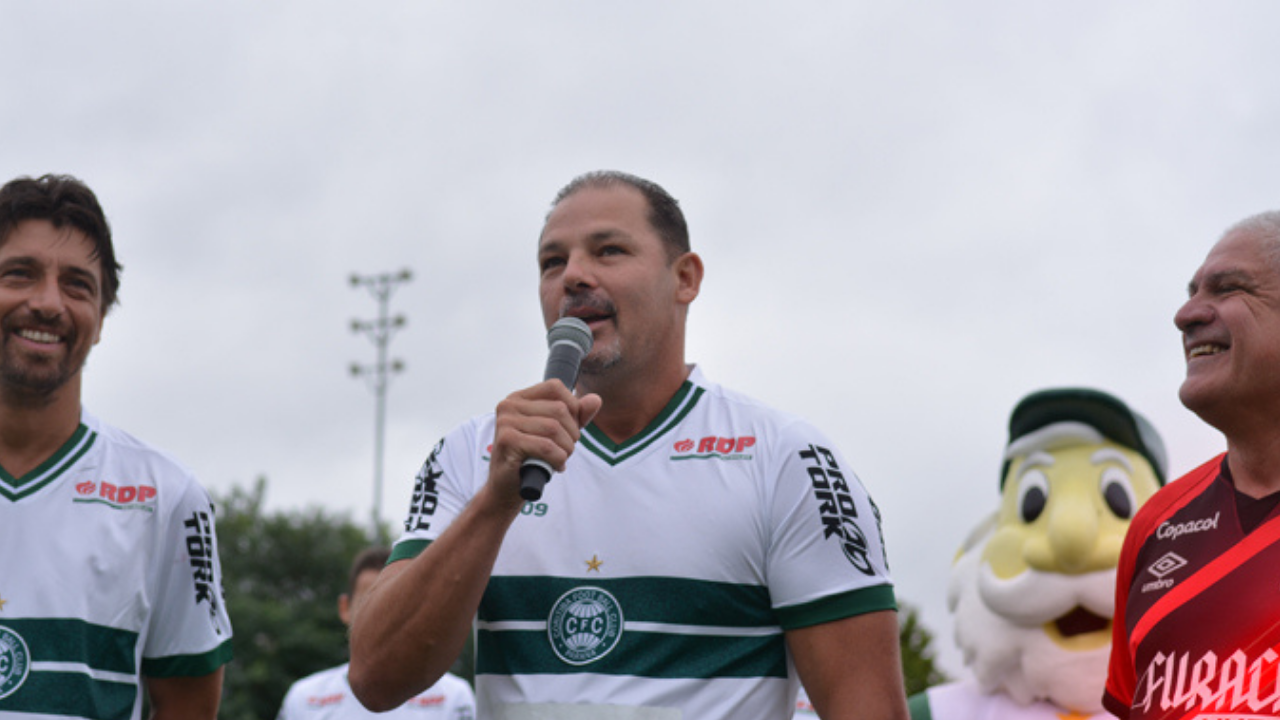 Cocito posa com camisa do Coritiba, causa polêmica e se explica