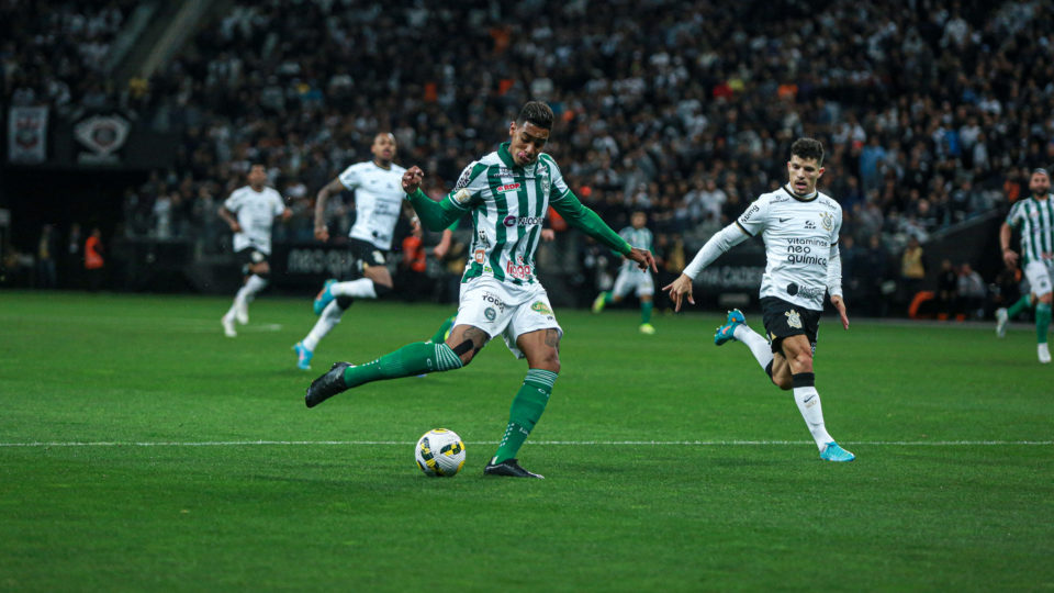 Alef Manga derrota o Coritiba contra o Corinthians em Itaquera