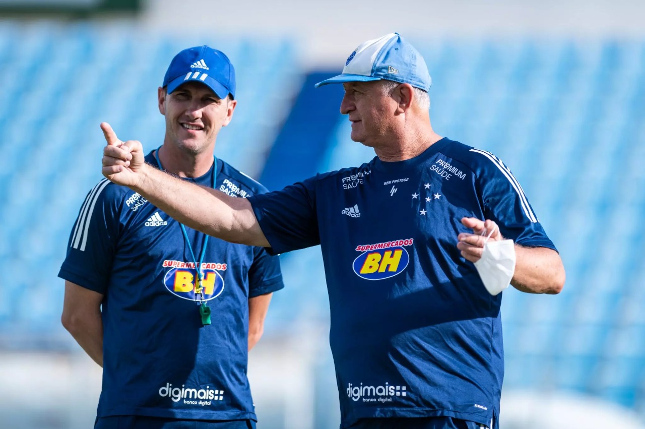 Com 'pós' no estilo Felipão, Paulo Turra lidera Athletico contra Palmeiras