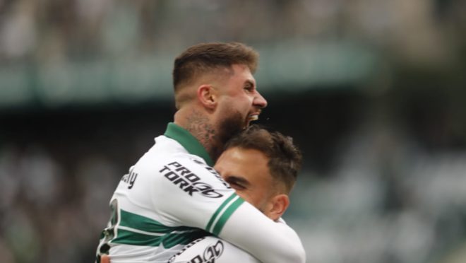 Coritiba vence em estreia de Gabriel e no embalo de atacantes