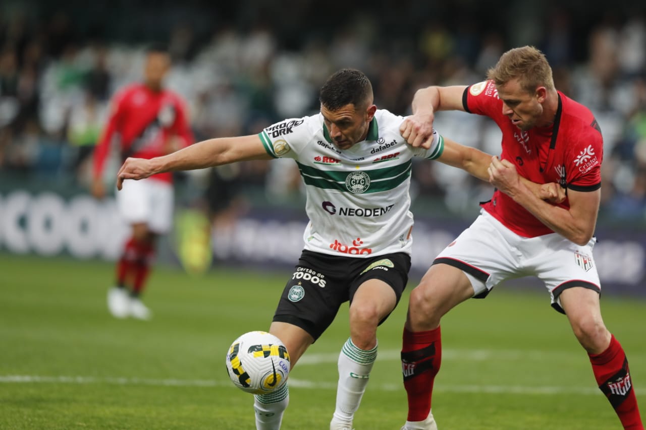 Coritiba vence em estreia de Gabriel e no embalo de atacantes