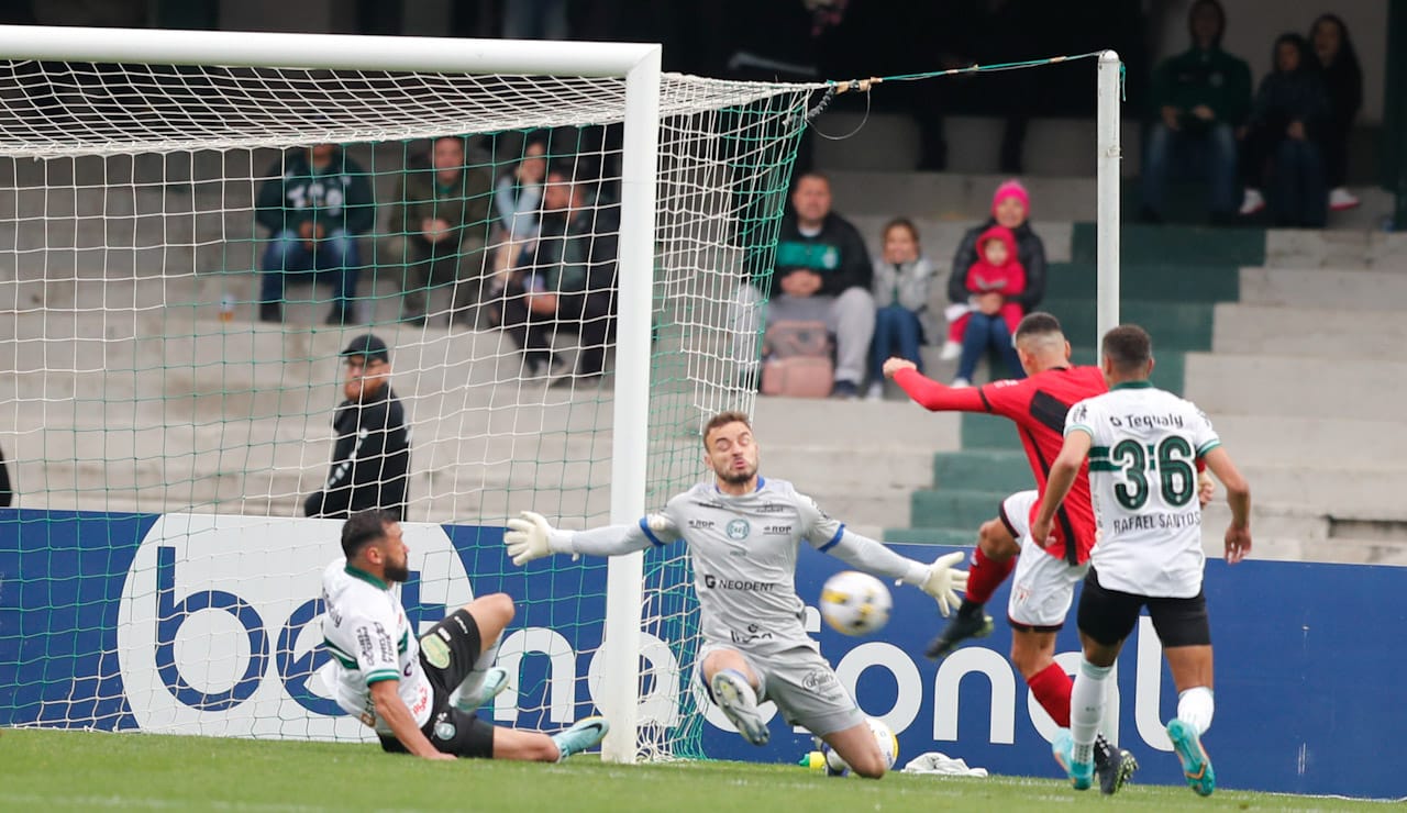 Coritiba vence em estreia de Gabriel e no embalo de atacantes