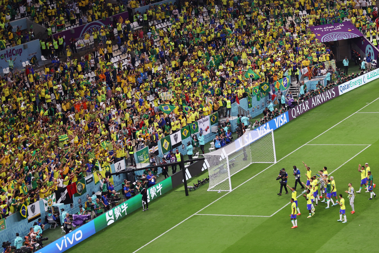 Com futebol ofensivo, Brasil brilha na estreia, mas Neymar repete vícios