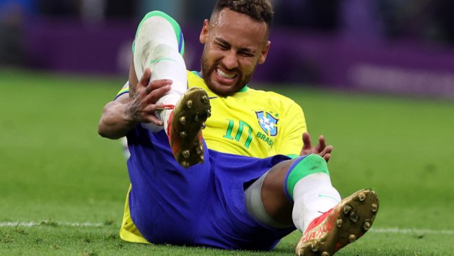Neymar sai de campo chorando em estreia da seleção