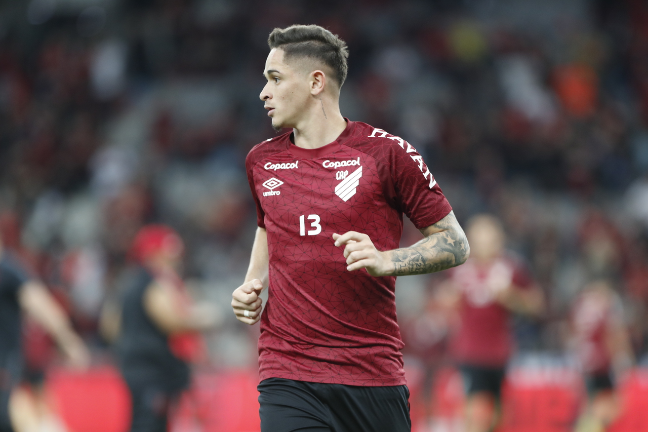 Após empréstimo ao Grêmio, Athletico negocia lateral com o América-MG